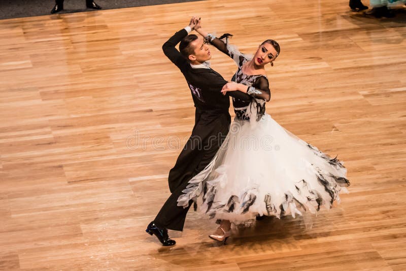 Concorrentes Que Dançam a Valsa Ou O Tango Lento Foto Editorial ...