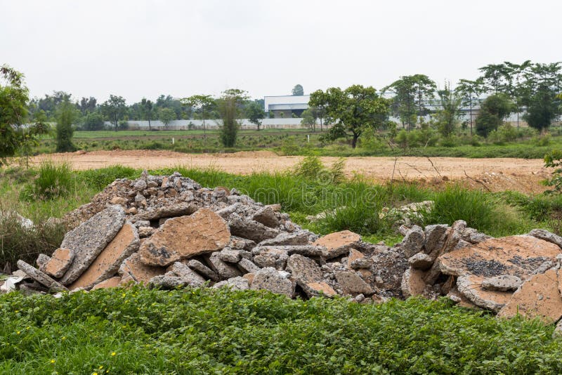 Concreet Puin Met Grond, Kustkanaal Stock Foto - Image of instorting ...
