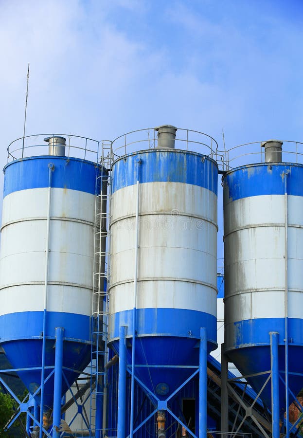 Concrete mixing plant stock image. Image of machinery - 20379437