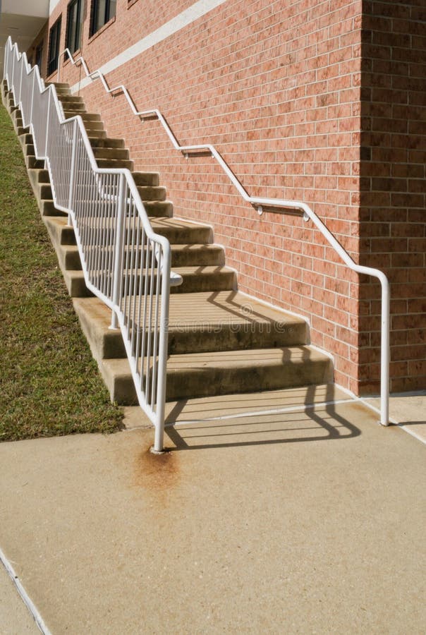 Concrete Trap Met Het Traliewerk Van Het Staal Stock Foto - Image of ...