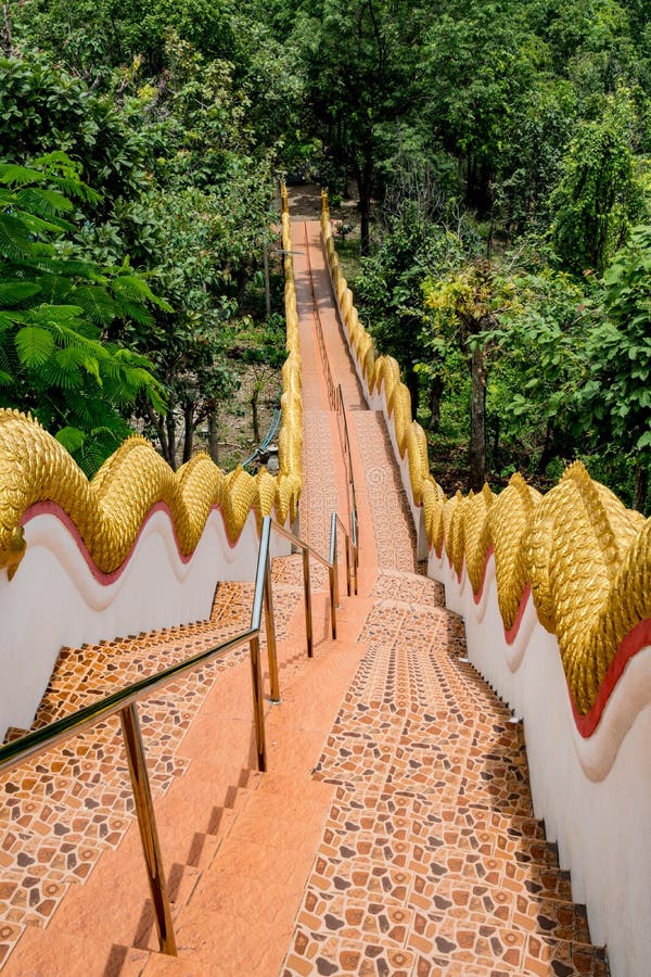 Concrete Trap Met Thais De Draaktraliewerk Van ` S Stock Afbeelding ...