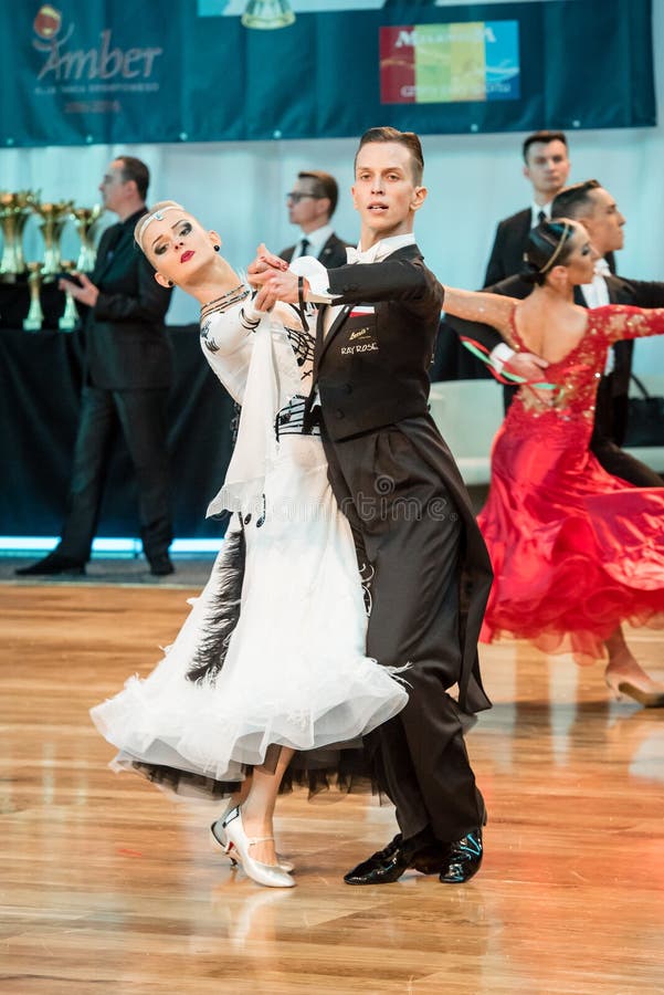Concurrents Dansant La Valse Ou Le Tango Lente Photo stock éditorial ...