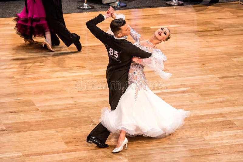 Concurrents Dansant La Valse Ou Le Tango Lente Photo éditorial - Image ...