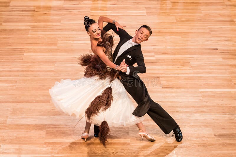 Concurrents Dansant La Valse Ou Le Tango Lente Photo stock éditorial ...