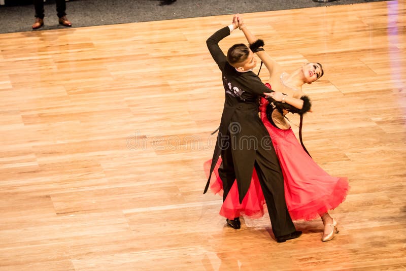 Concurrents Dansant La Valse Ou Le Tango Lente Image éditorial - Image ...