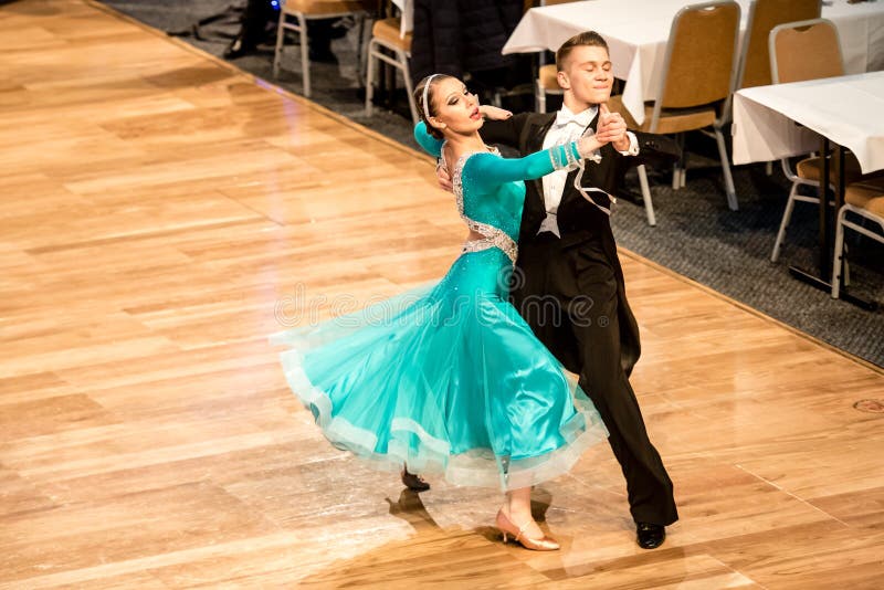 Concurrents Dansant La Valse Ou Le Tango Lente Photo stock éditorial ...