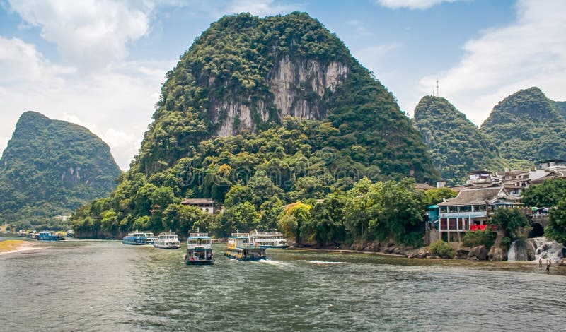 Cruzeiro No Rio Li Entre Guilin E Yangshuo China Paisagem De Montanhas ...