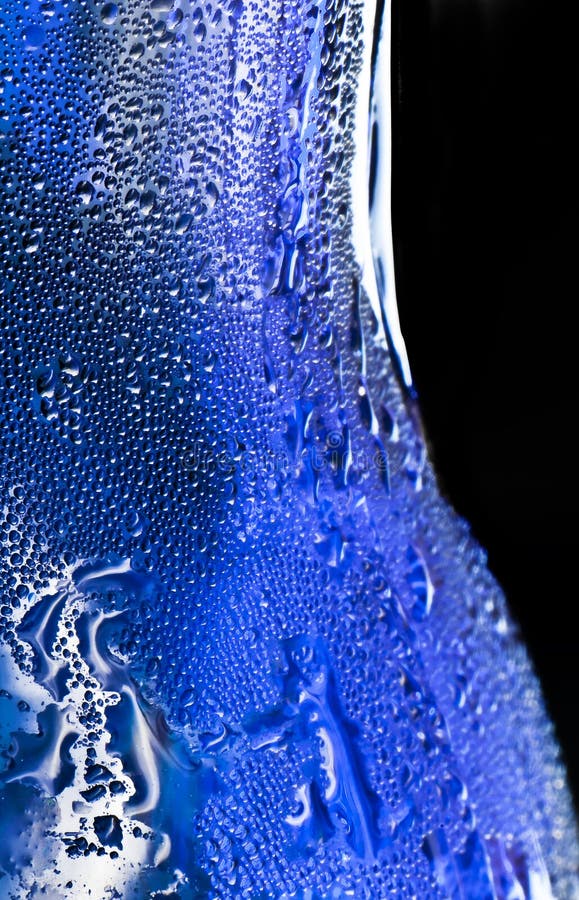 Gotas Azuis Da água Da Condensação Foto de Stock - Imagem de frio ...