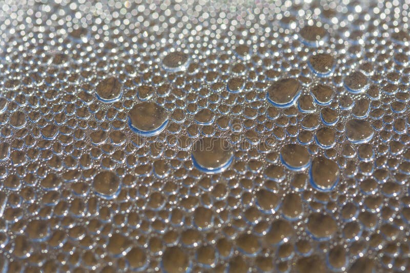 La Condensation De La Vapeur D'eau, L'eau Chute Sur Un Seau Image stock ...