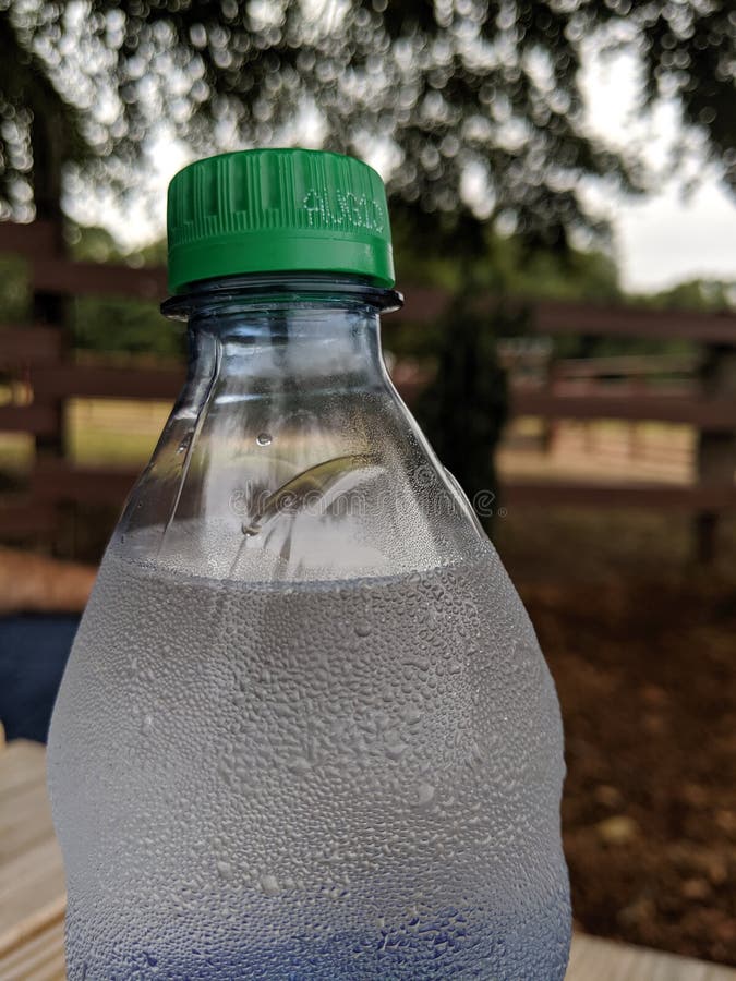 Condensation Sur La Bouteille D'eau Image stock - Image du condensation ...