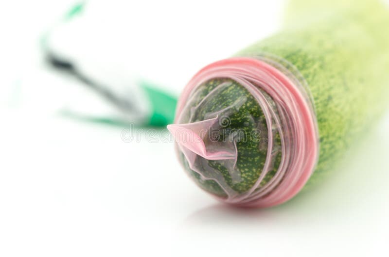 Condoom Op Hoofd Van Lange Komkommer Stock Foto - Image of condoom ...