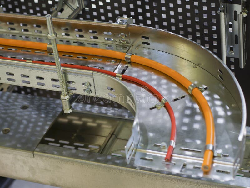 Conducto De Cable Con Cables Recorriendo El Cable Sobre Un Fondo Blanco ...