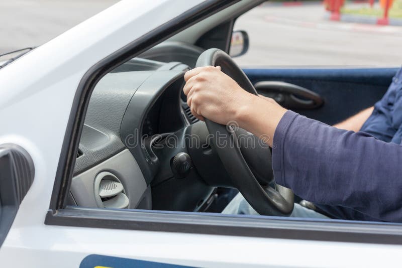 Estudiante Del Conductor Del Principiante Que Conduce El Coche Con El ...