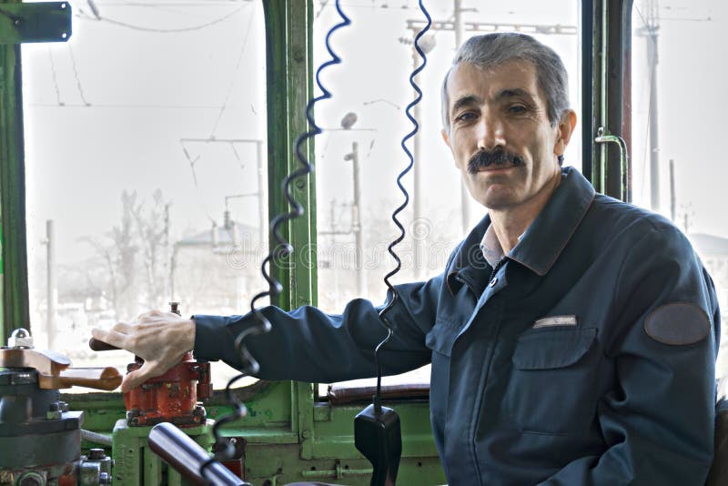 El Conductor Locomotor En El Lugar De Trabajo En La Cabina De La ...