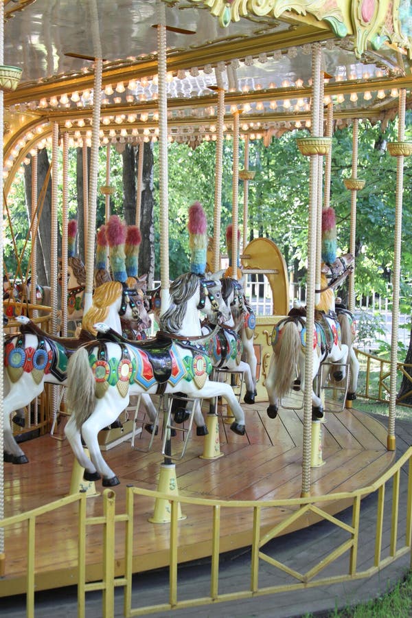Conduite de carrousel photo stock. Image du drôle, carrousel - 23571322