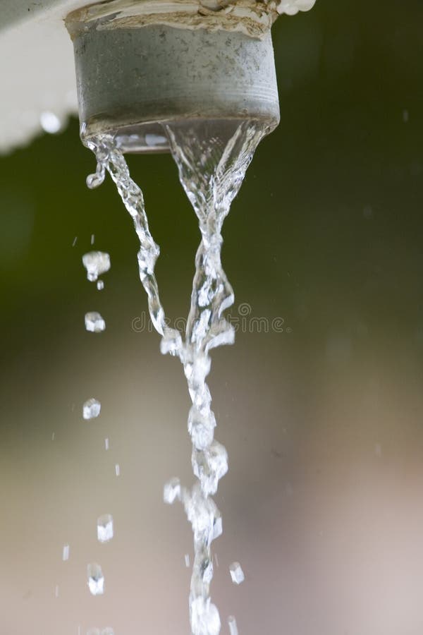 Conduto pluvial imagem de stock. Imagem de gota, calha - 962941