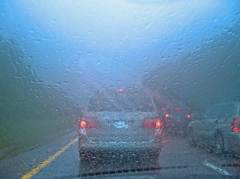 Conduzca en lluvia imagen de archivo. Imagen de mojado - 845489
