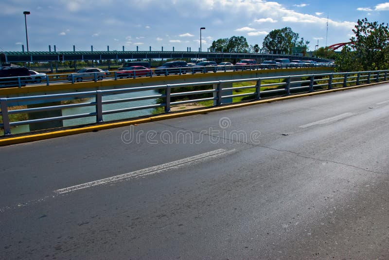 Conduzca a Través De La Frontera Foto de archivo - Imagen de exterior ...