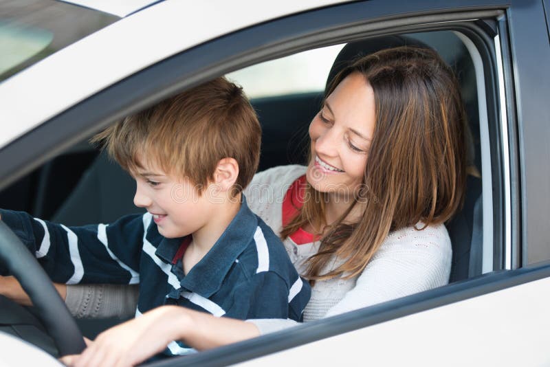 Conduzindo um carro foto de stock. Imagem de infância - 31210696