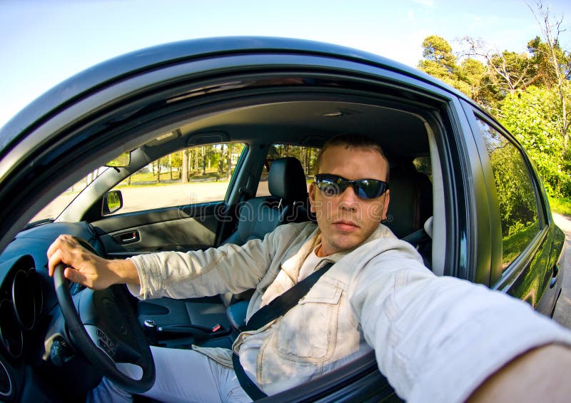 Homem que conduz o carro foto de stock. Imagem de sunglasses - 5192232
