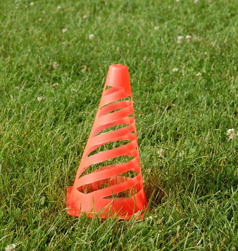 Cone do futebol na grama foto de stock. Imagem de treinamento - 10173902
