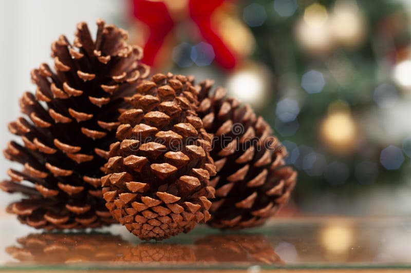 Cone Do Pinho Do Natal Na Tabela Com Fundo Da árvore De Natal Foto de ...
