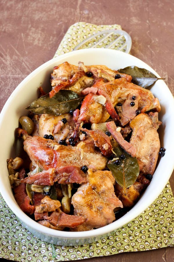 Conejo Cocinado En El Fuego Abierto Imagen de archivo - Imagen de fuego ...