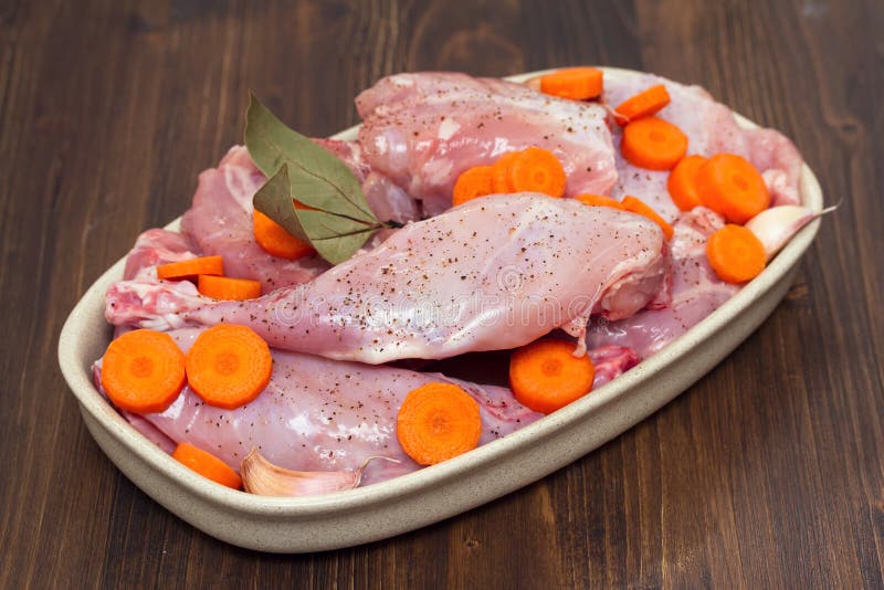 Conejo Crudo Con La Zanahoria Foto de archivo - Imagen de espacio ...