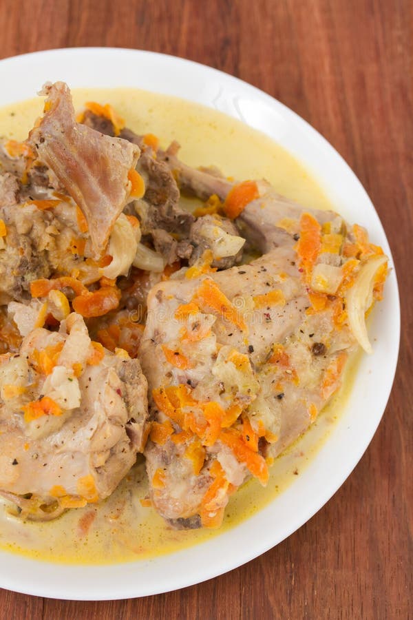 El Conejo Hervido Con Las Verduras Adorna Foto de archivo - Imagen de ...