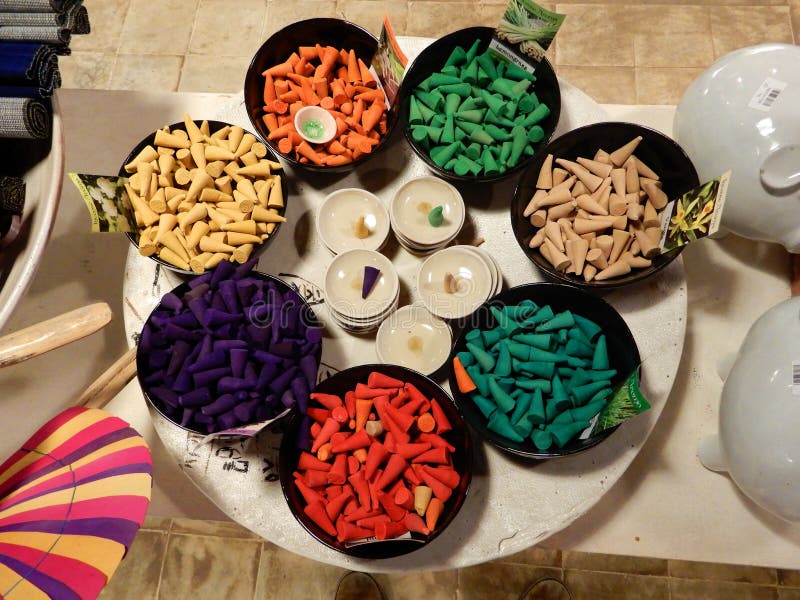 Cones coloridos do incenso foto de stock. Imagem de incenso - 137148170