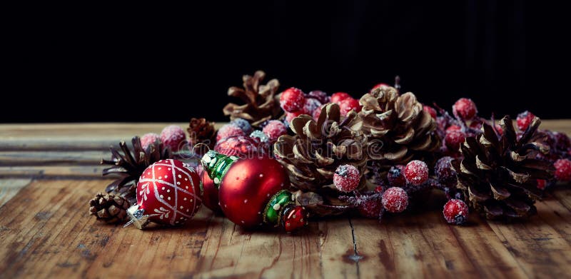 Cones Do Pinho E Ornamento Do Natal Do Vintage Foto de Stock - Imagem ...
