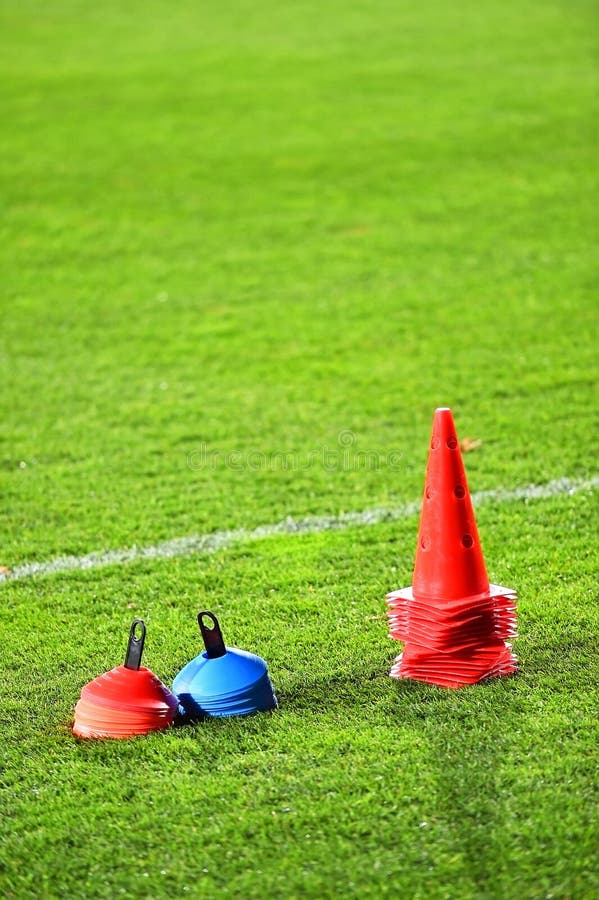 Cones Do Treinamento Do Futebol Foto de Stock - Imagem de cores, verde ...