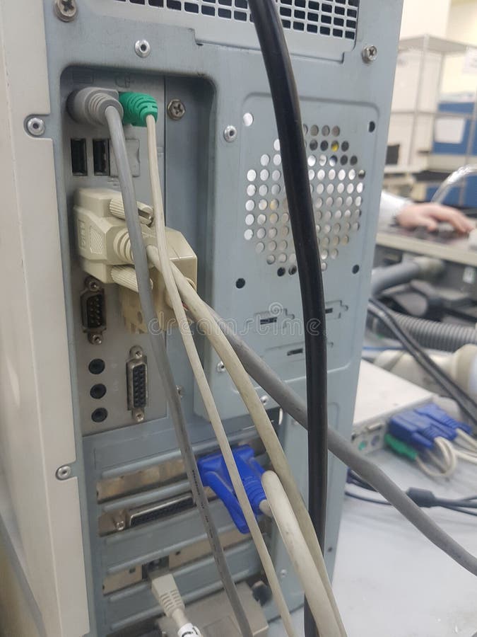Conexiones De Computadora Con Cables Serie Foto de archivo - Imagen de ...