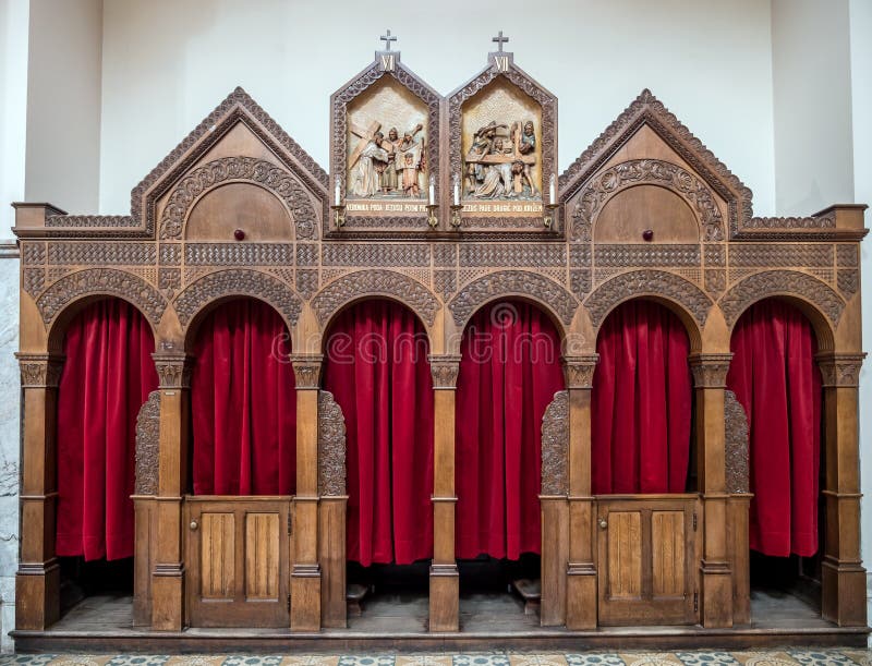 O Confessionário Histórico Na Igreja Barroca Imagem de Stock - Imagem ...