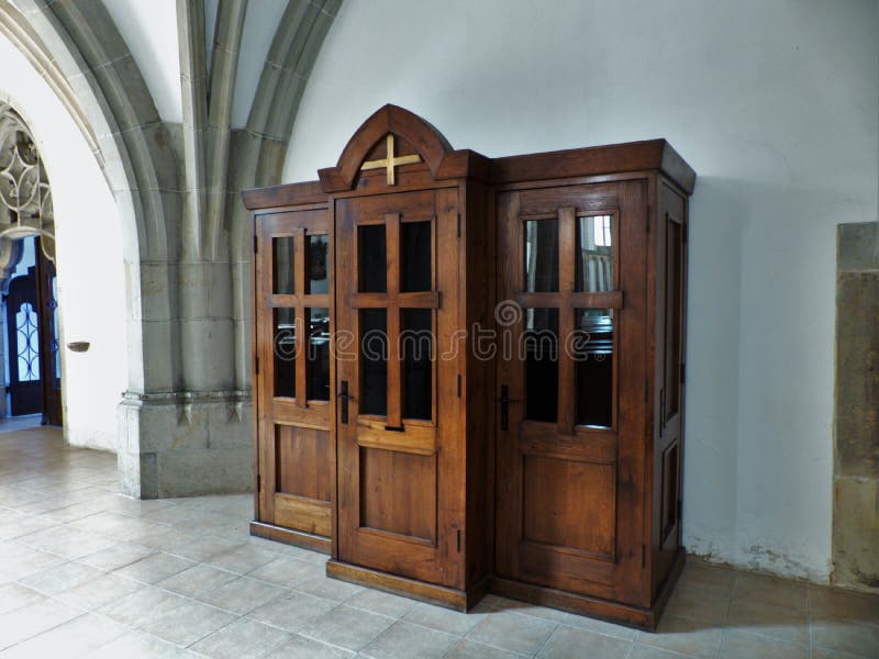 Confessionale nella chiesa fotografia editoriale. Immagine di interno ...