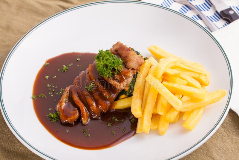 Confit dell'anatra immagine stock. Immagine di benissimo - 83592335