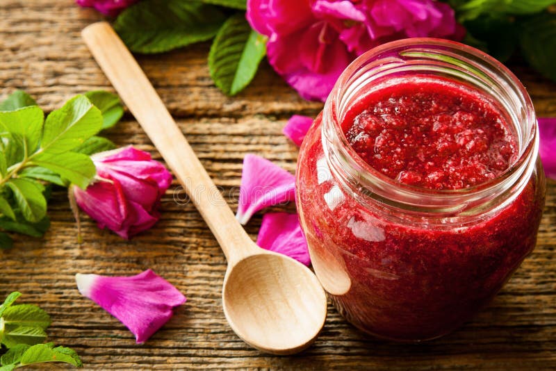 Confiture de Rose image stock. Image of wooden, canette - 40670625