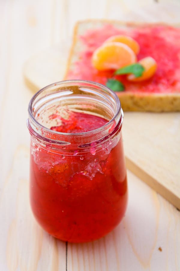 Confiture Et Pain De Fraise Image stock - Image du régime, gelée: 63777865