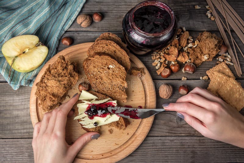 Confiture Et Pain De Fruit Avec Du Beurre Image stock - Image du ...