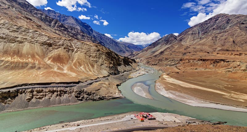 Confluent De Zanskar Et De Fleuves Indus - Leh, Ladakh, Inde Photo ...
