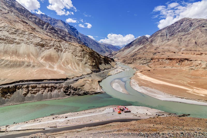 Confluent De Zanskar Et De Fleuves Indus - Leh, Ladakh, Inde Photo ...