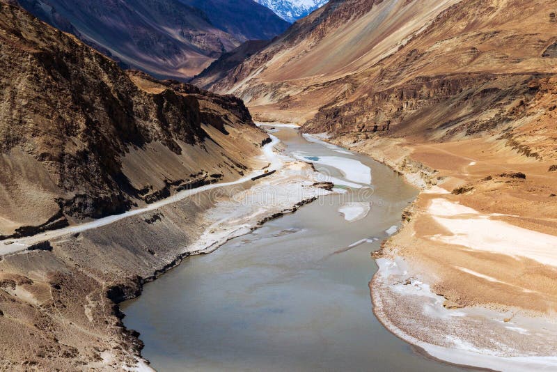 Confluent De Zanskar Et De Fleuves Indus Photo stock - Image du ...