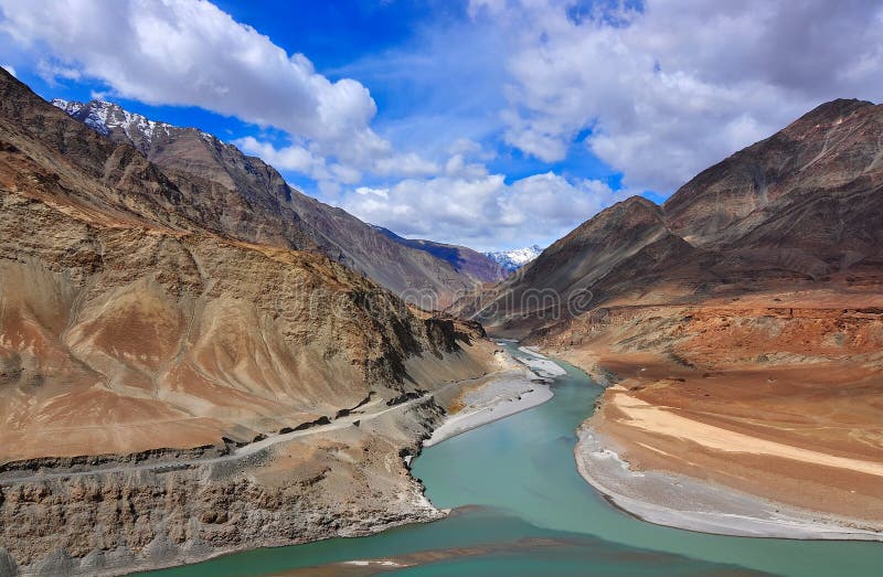 Confluence Des Rivières Zanskar Et Indus, Himalaya Image stock - Image ...