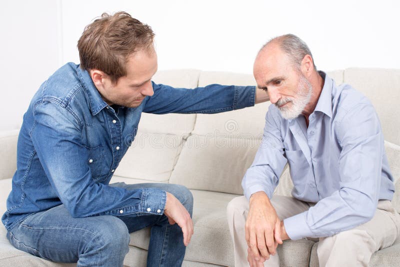 Confortar al hijo imagen de archivo. Imagen de mayor - 74138281