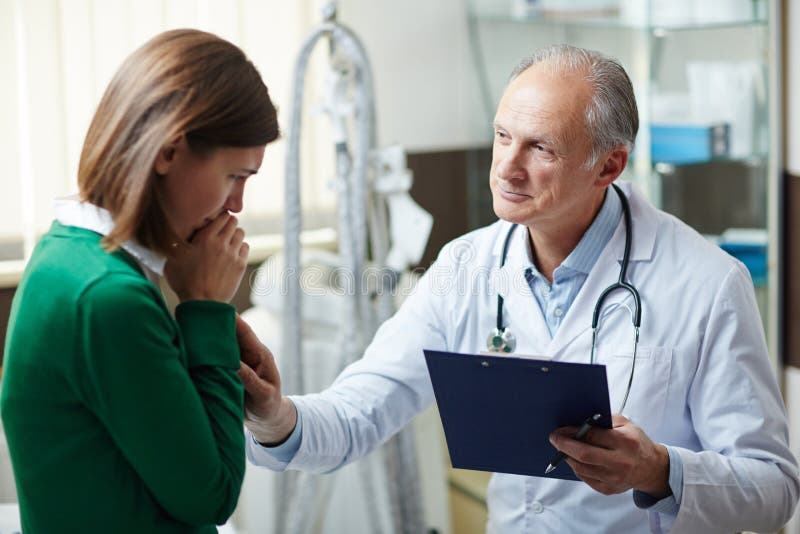 Confortar al paciente imagen de archivo. Imagen de apuro - 34593201