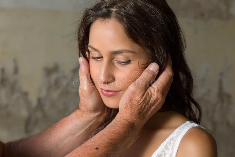 Confortar a La Muchacha Triste De Las Manos Imagen de archivo - Imagen ...