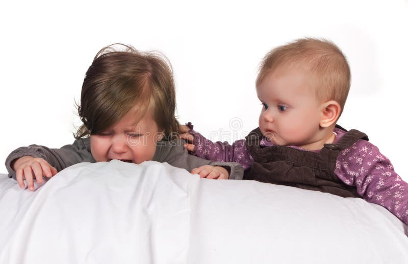 Confortar a otro bebé imagen de archivo. Imagen de poco - 15357121