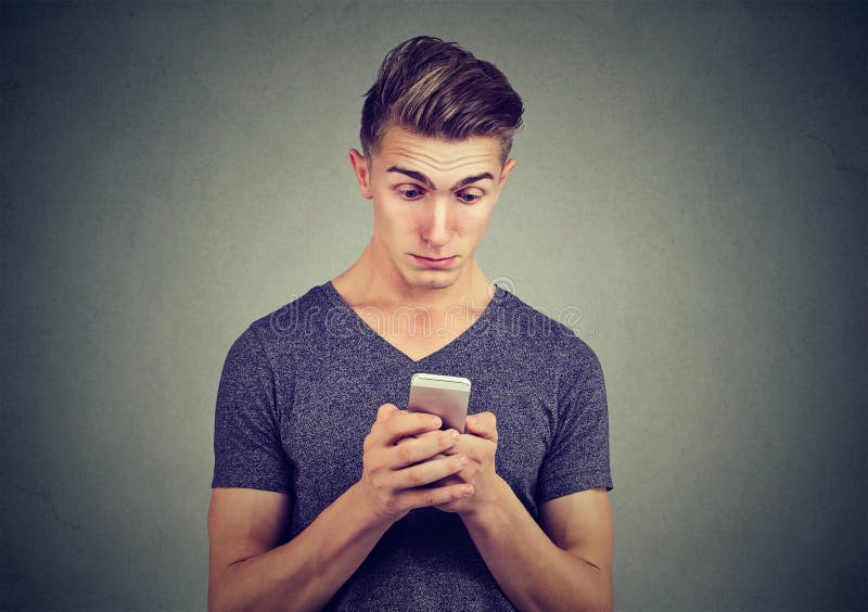 Confundido Hombre Disgustado Mirando Su Celular Imagen de archivo ...