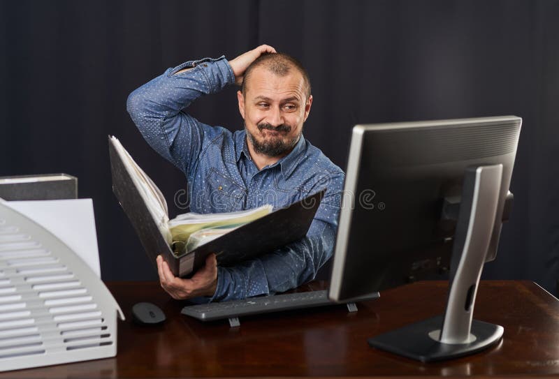 Confused office worker stock photo. Image of desk, computer - 207325038