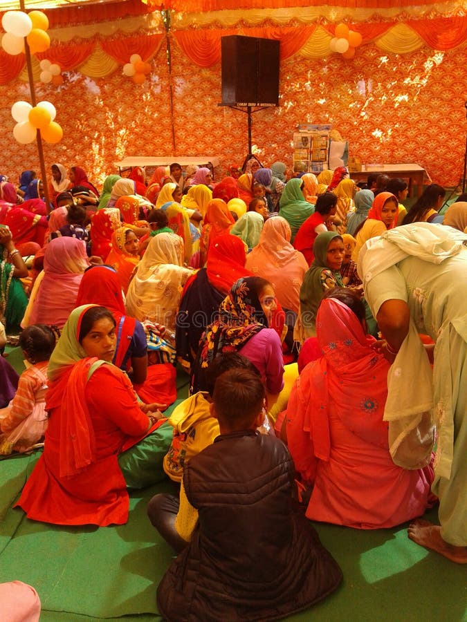 Congregation To Praise Lord Editorial Photo - Image of sing ...